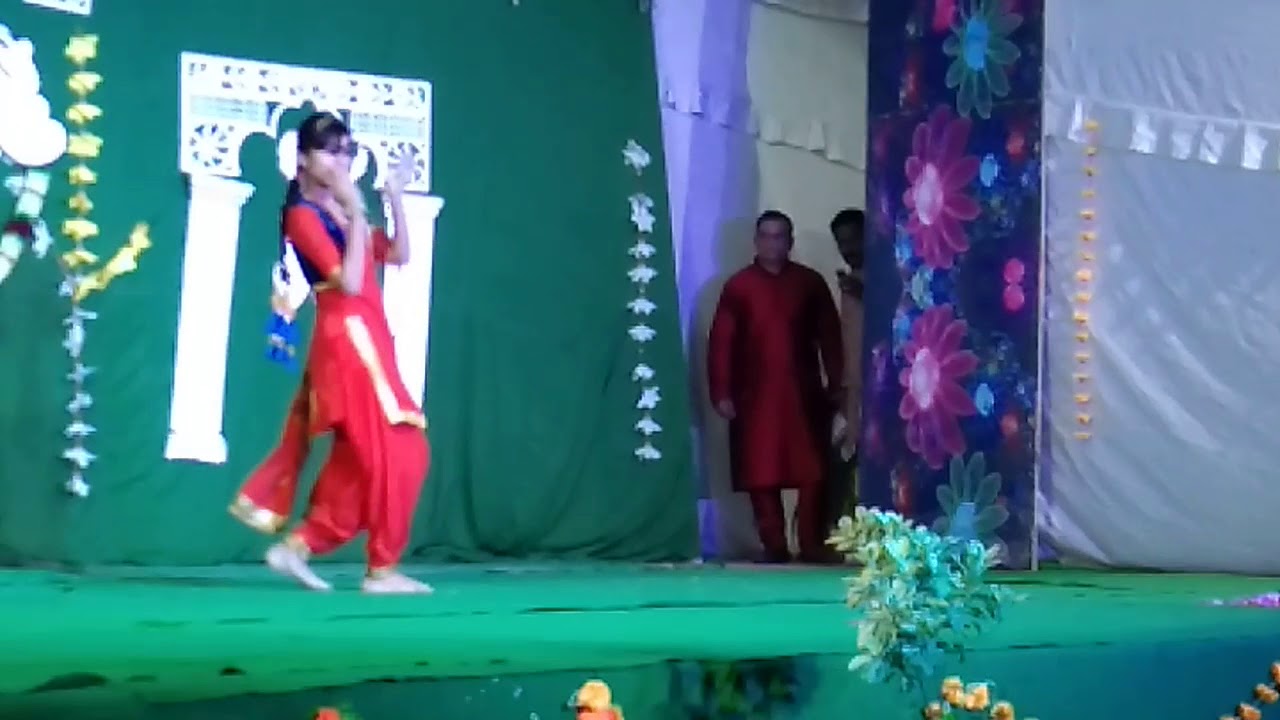 Patola dance by SAUMYA - YouTube