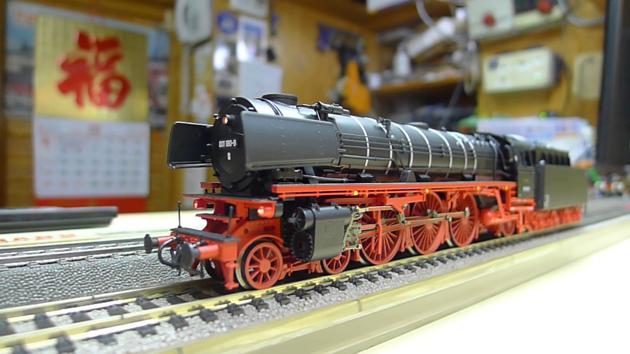 Roco DB BR01 sound locomotive/ROCO DB BR01 音效蒸汽機車 - YouTube