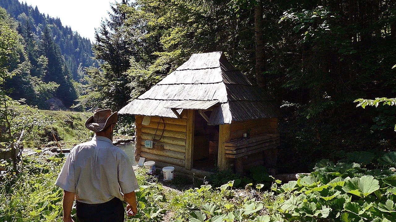 Robinzonova vodenica - mljevenje kukuruza 4K - YouTube