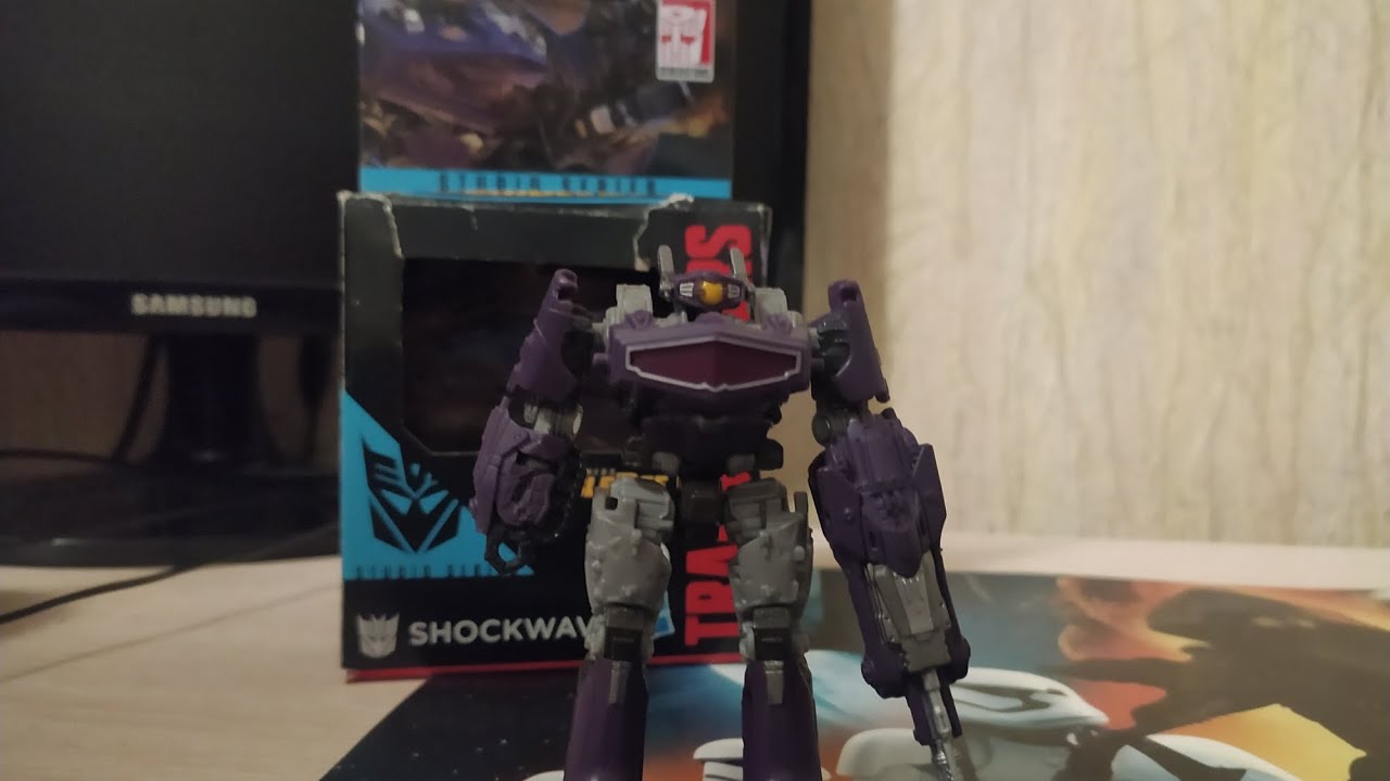 обзор фигурки core class shockwave studio series - YouTube
