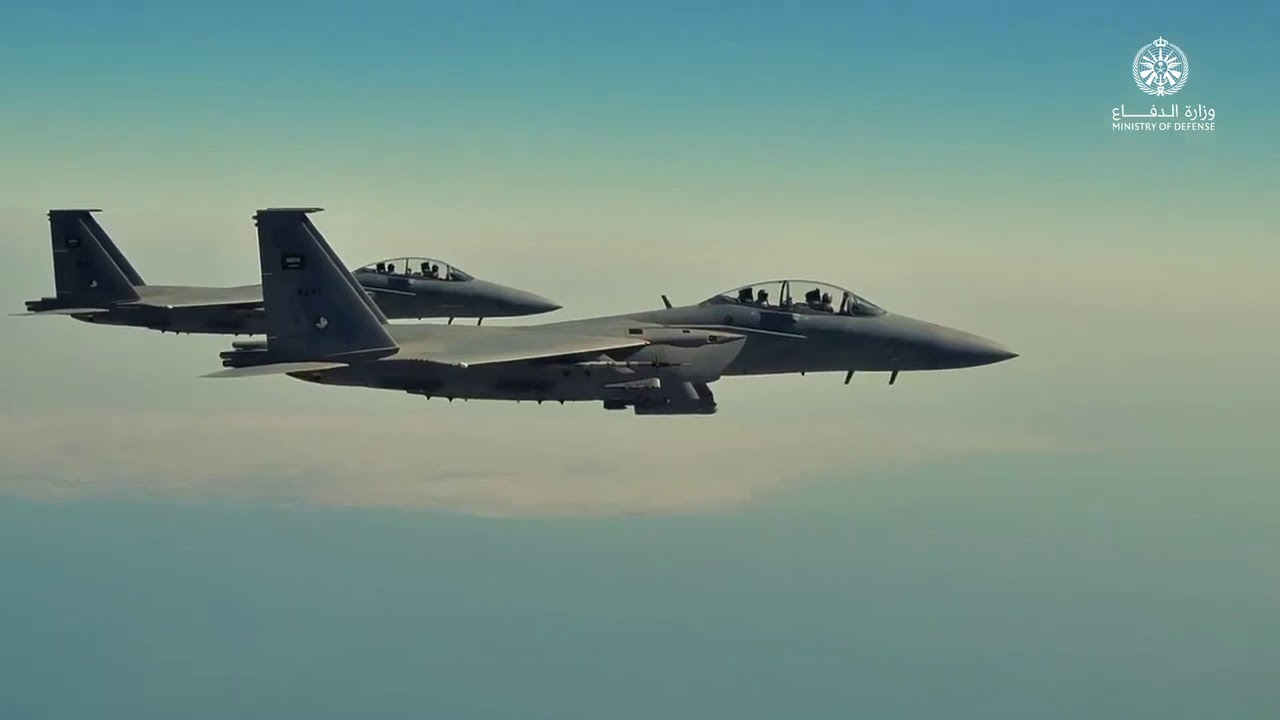 القوات الجوية الملكية السعودية USAF B-52 & RSAF F-15SA - YouTube