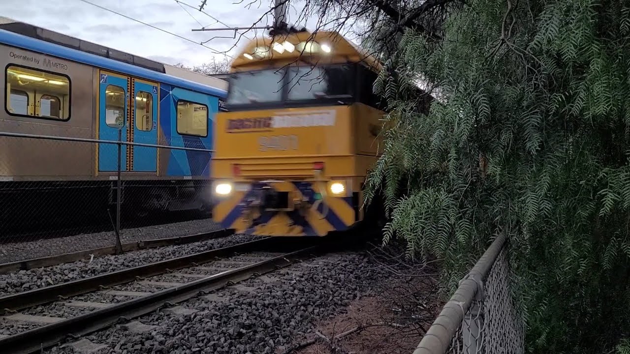 INAUGURAL RUN Brand New Pacific National 94s on 4AM5 passing Werribee ...