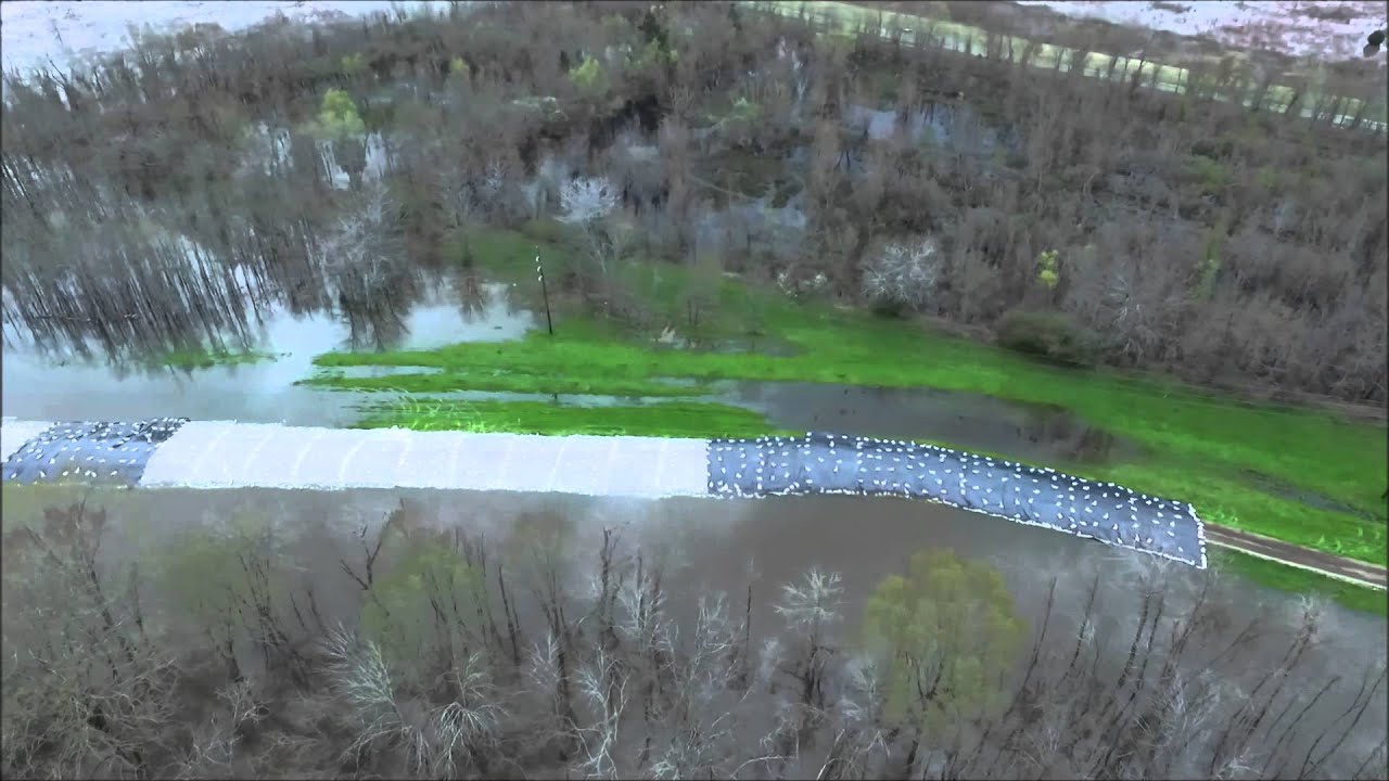 Levee work to stop water - YouTube