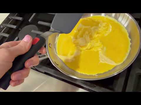 Cooking demo on Misen 10 inch stainless steel pan
