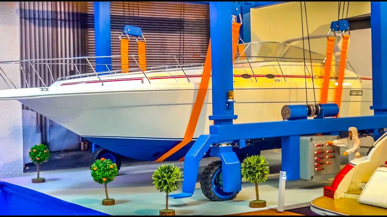 RC boats & girls! Wonderful details! - YouTube