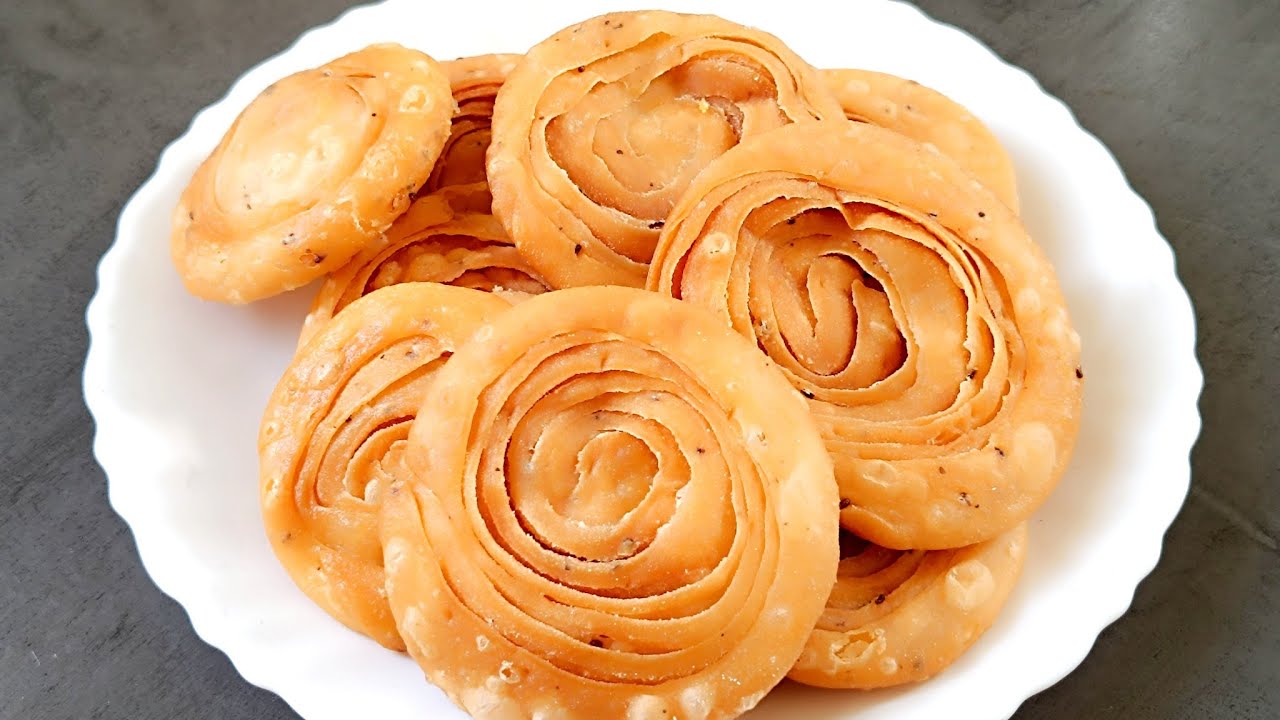 घर पर बनाए खस्ता परतदार मठरी | Layered Mathari | Varki puri Tea time ...