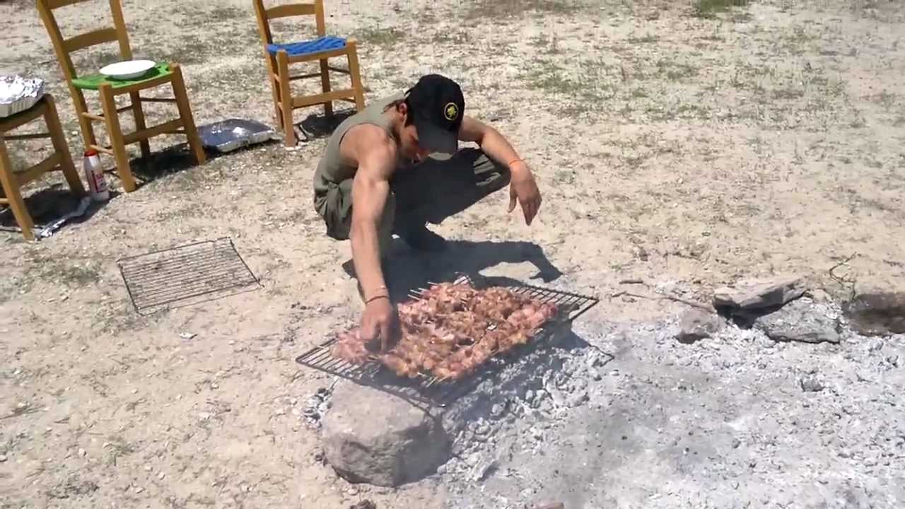 ΨΗΝΟΝΤΑΣ ΣΟΥΒΛΑΚΙΑ! - YouTube