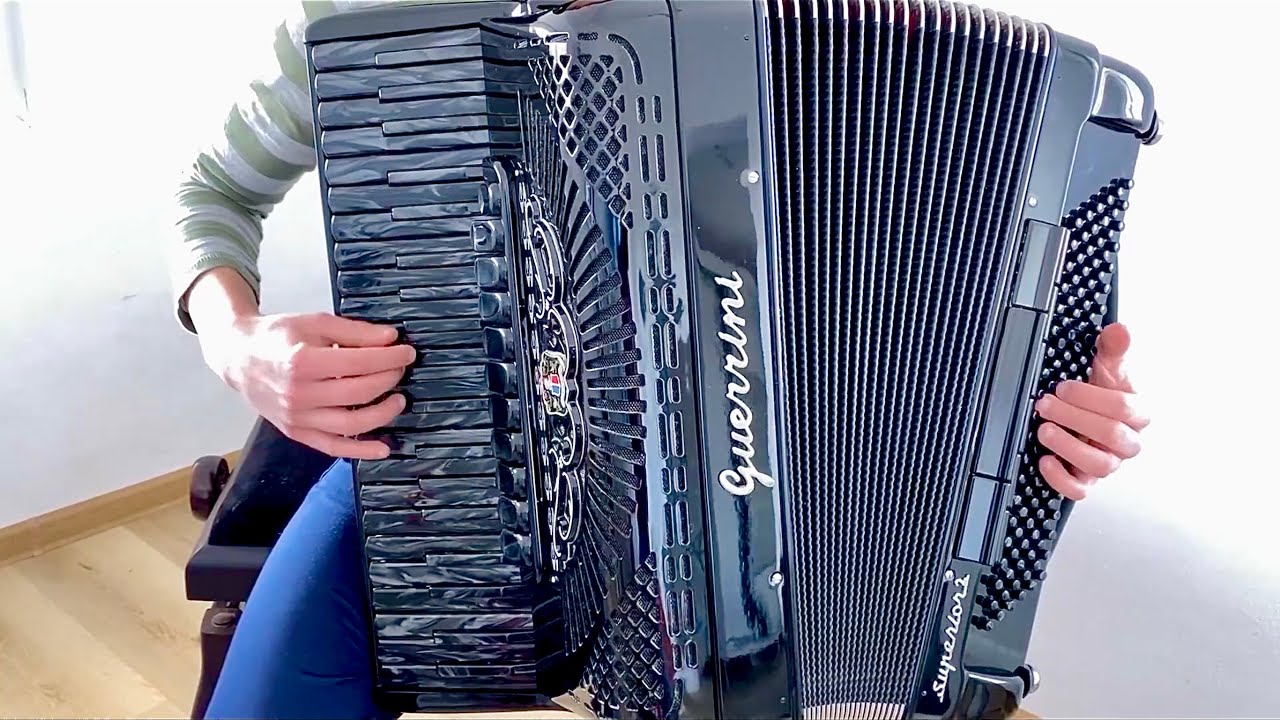 Guerrini Superior 2 amazing acordeon player - YouTube