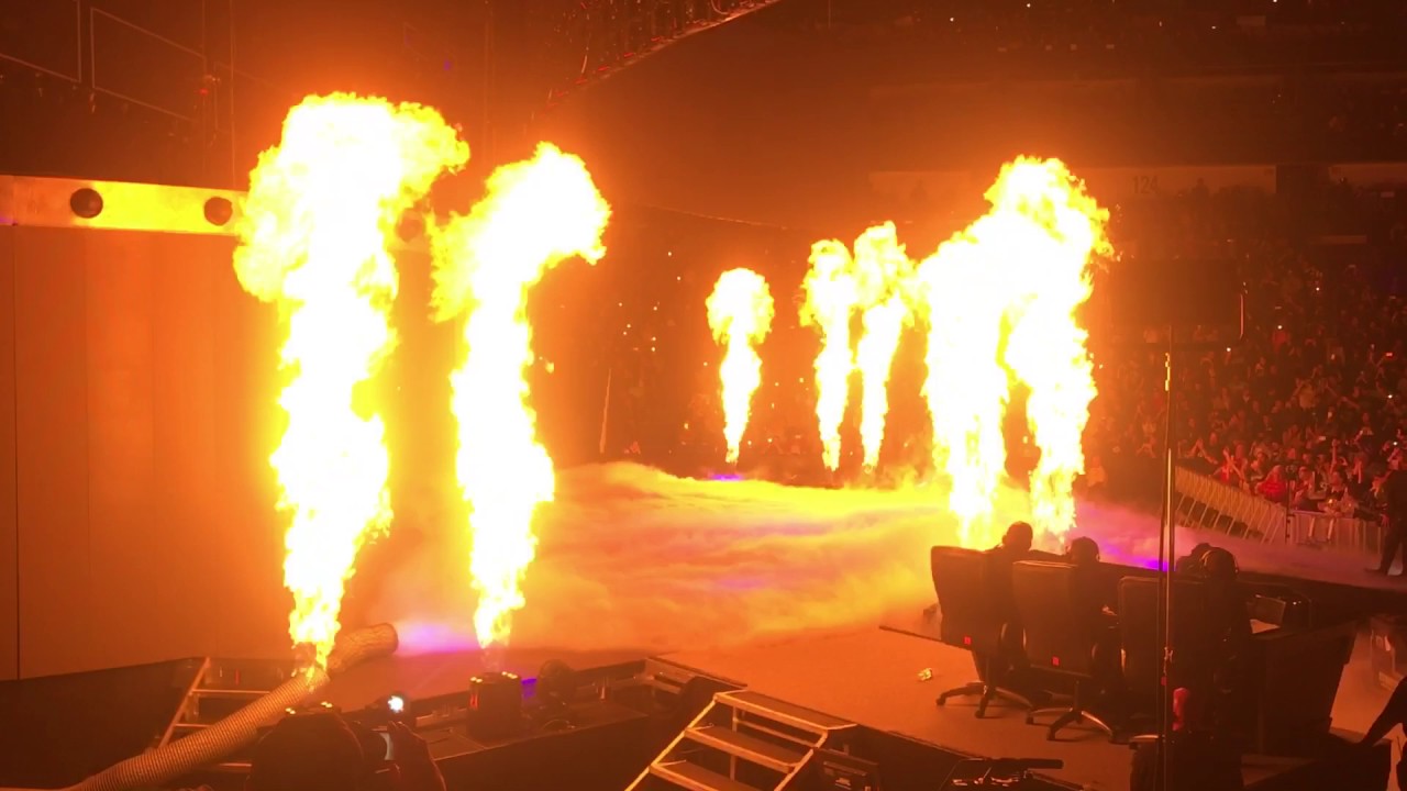 The undertaker!!! Back on raw 2017 - YouTube