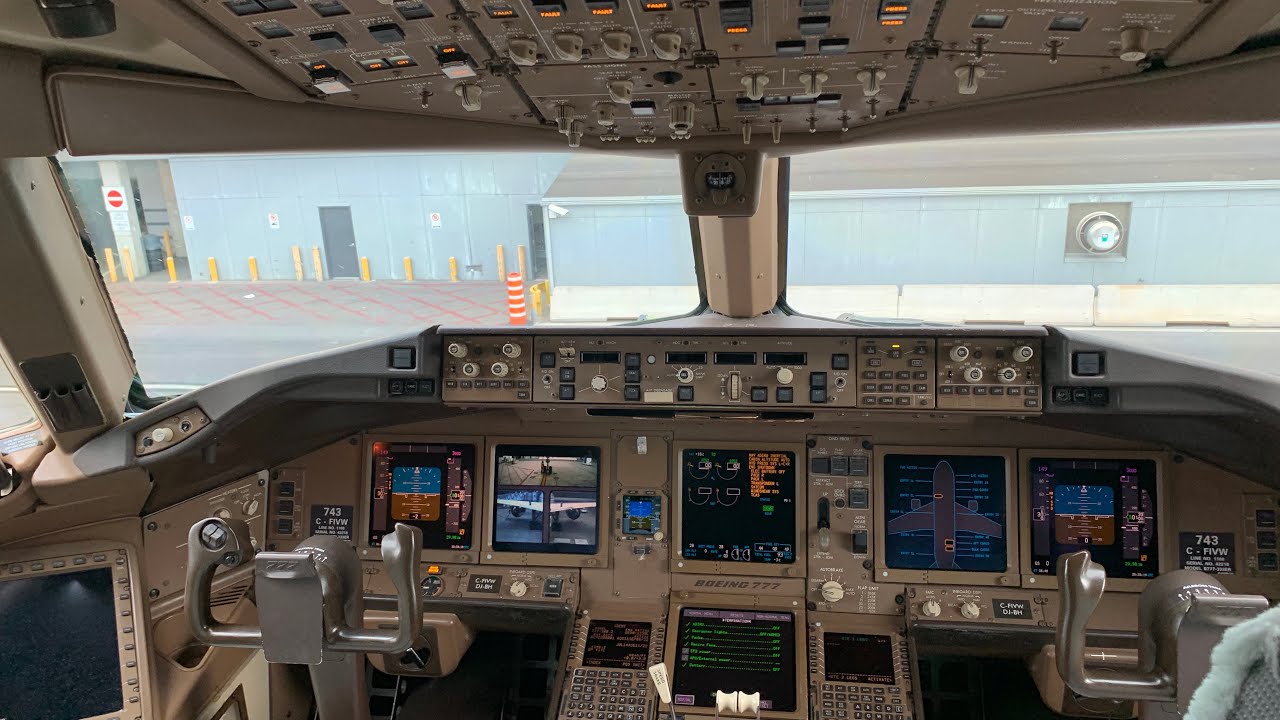 Boeing B777-300ER Air Canada atterrissage Paris CDG LFPG piste 08R ...