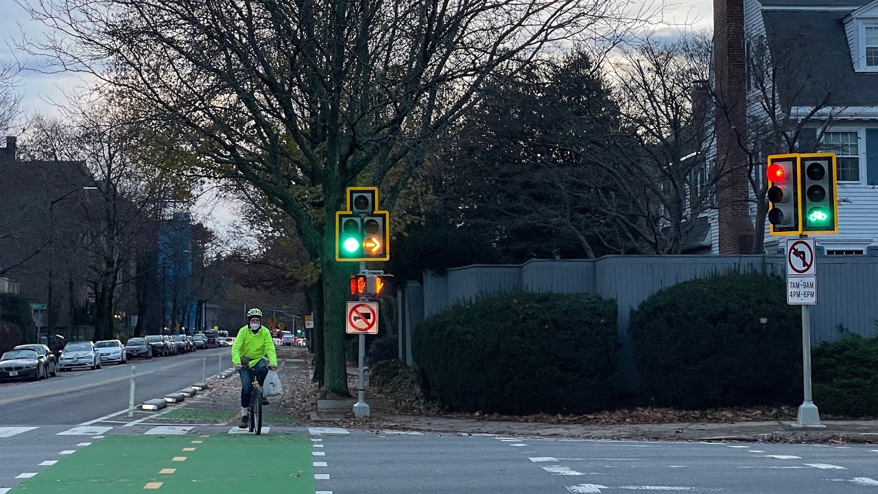 New bicycle signal for two-way separated bike lane with LBI - YouTube
