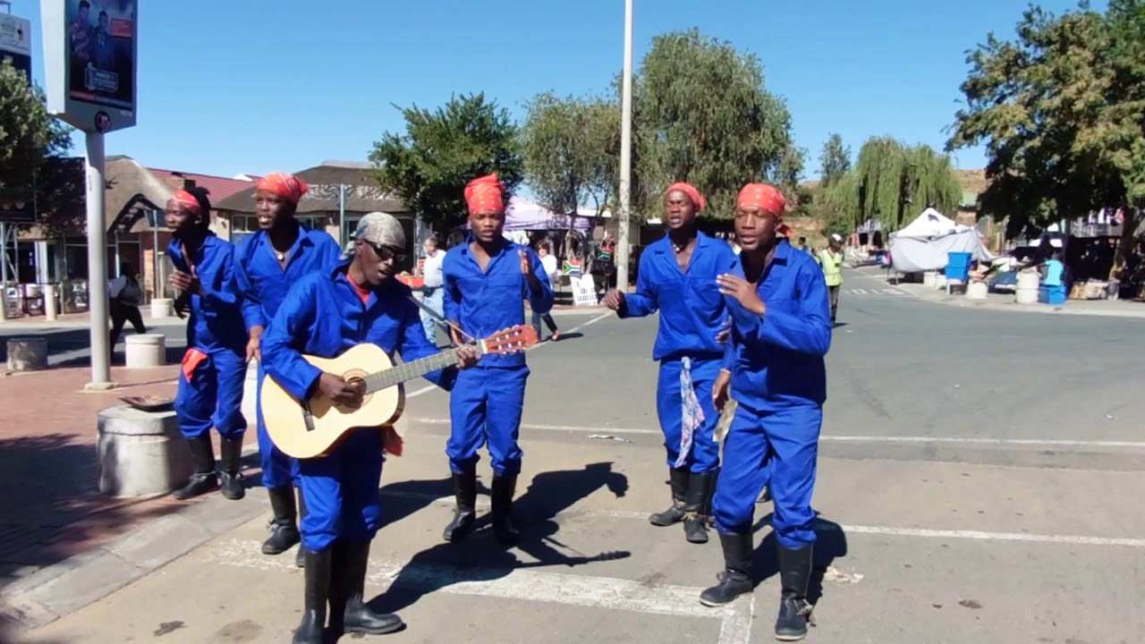 Dancers and singers in Soweto, South Africa - YouTube