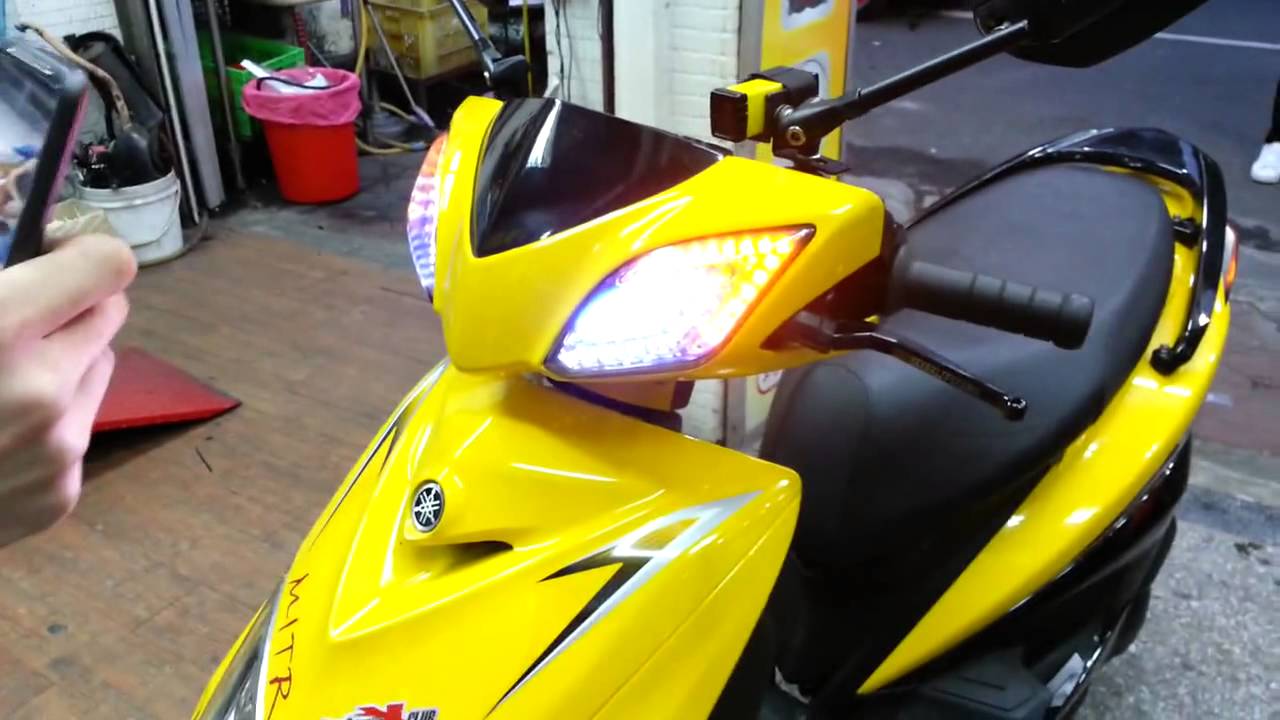 ☆麥可倉庫機車精品☆【三代新勁戰專用~CP狂派方向燈】透明藍眼實車安裝~~~已停售，僅供參考~~~ - YouTube