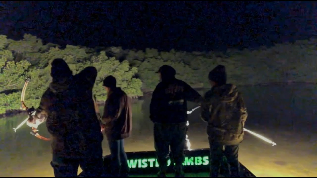 BOWFISHING HUGE SHEEPSHEAD- (With Twisted Limbs Bowfishing) - YouTube