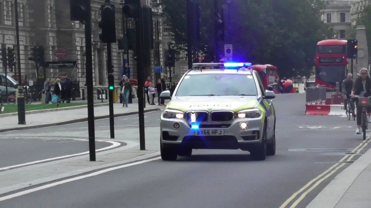 *VERY FAST* Metropolitan Police Armed Response Vehicle Responding ...