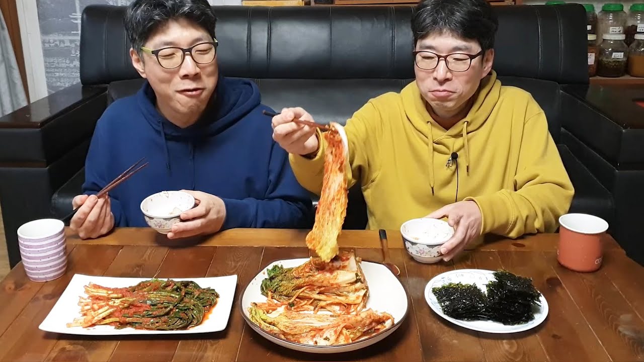 흰 쌀밥에 김장김치 먹방 "오늘은 엄마 쉬는날~!" Kimchi Mukbang - YouTube