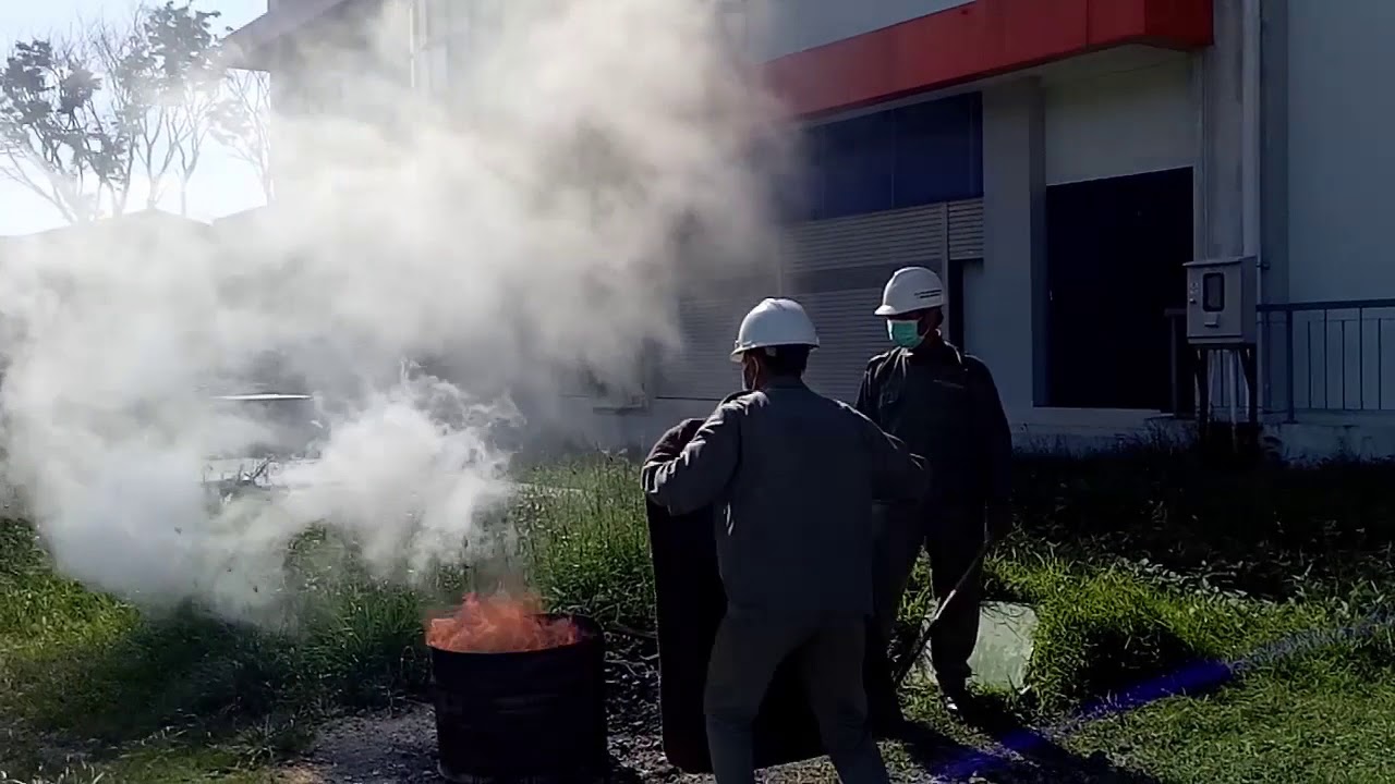 Tutorial Pemadaman Api Tradisional (Karung Goni) - YouTube