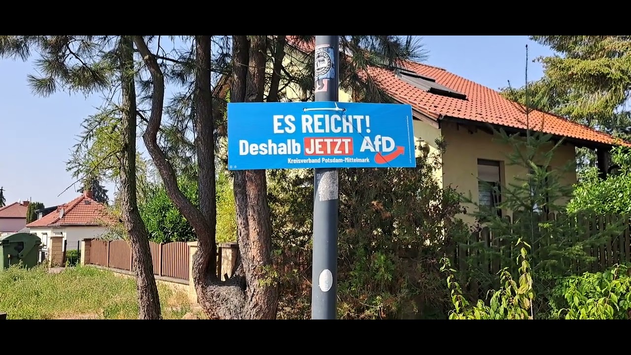 Heute kleine Plakate für AfD Werbung angebracht, wir Berliner helfen ...