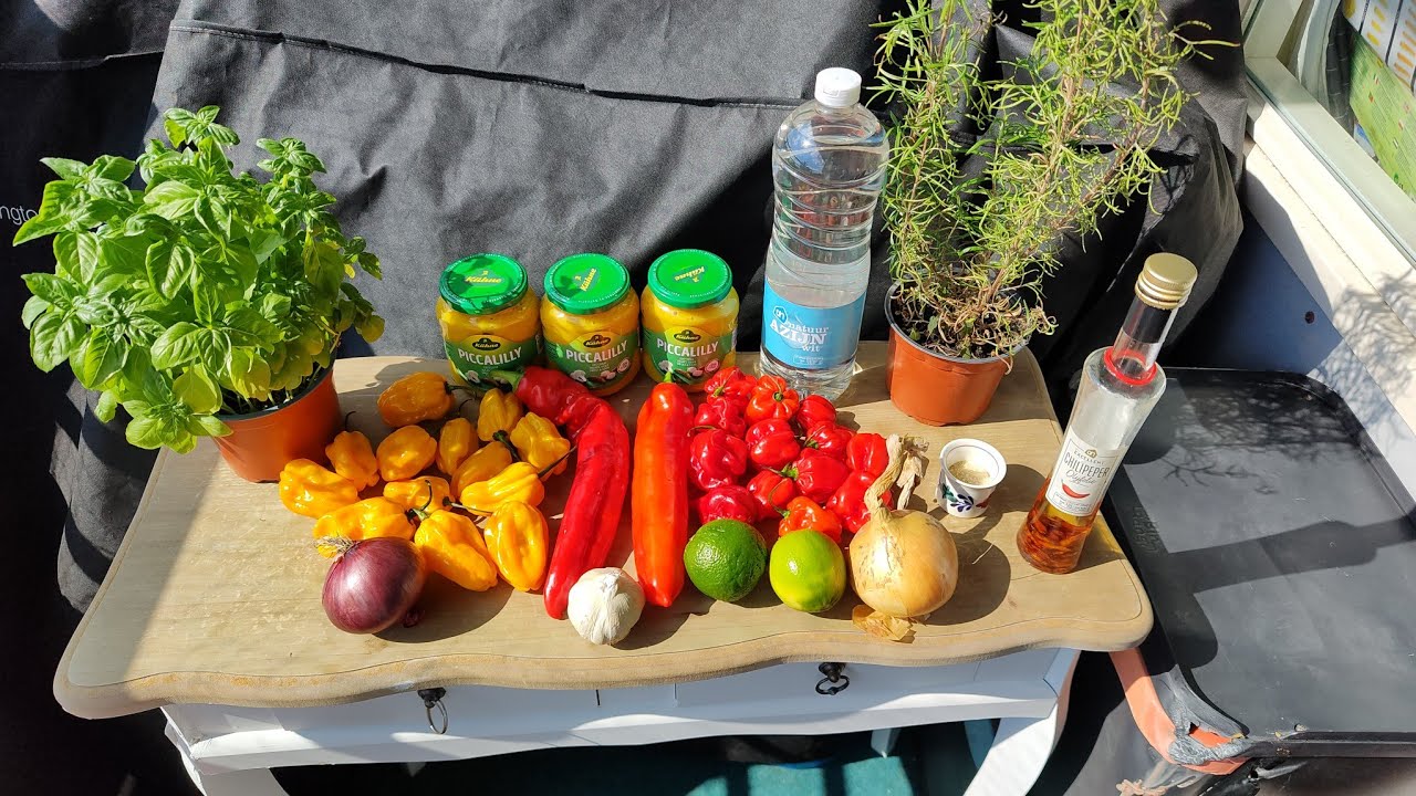 ADJOEMA SAMBAL de lekkerste - YouTube