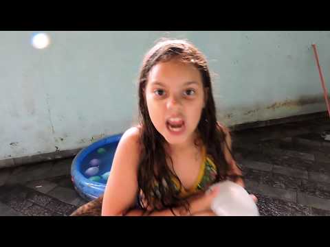 ENCHENDO A PISCINA COM BEXIGAS, E OLHA O QUE MINHA CACHORRA FEZ