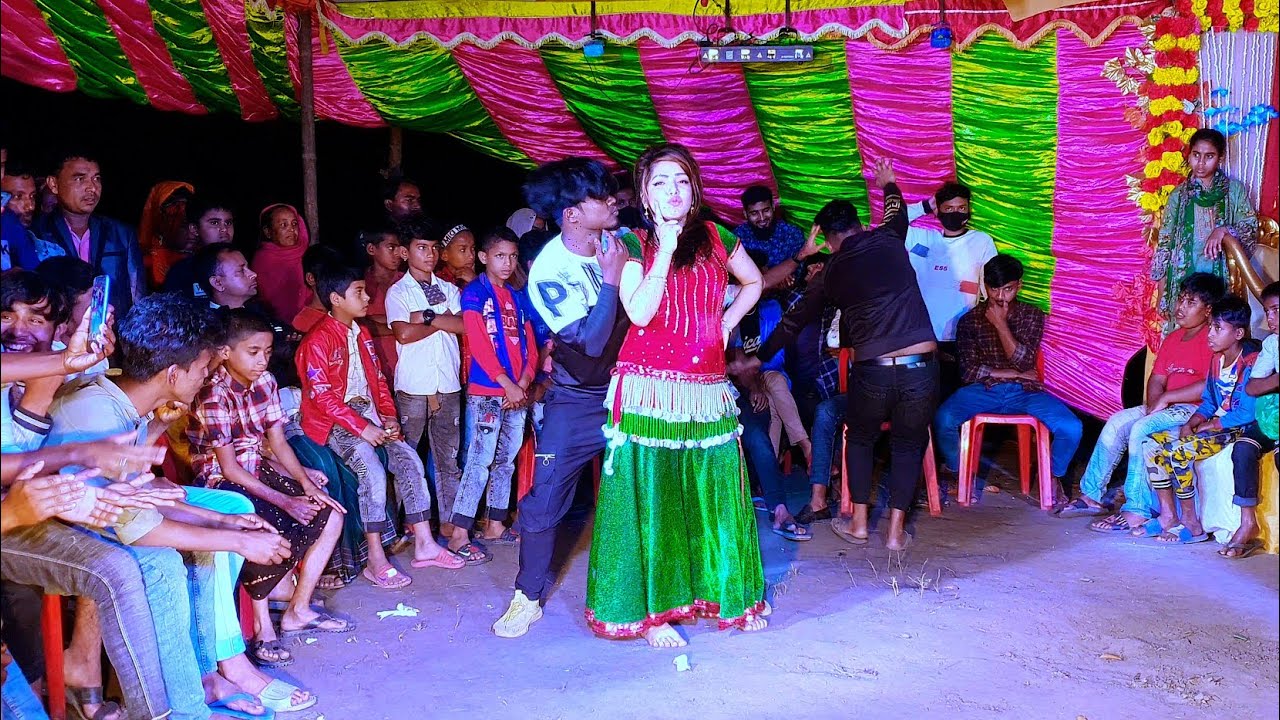বিয়ে বাড়িতে ছেলে মেয়ের উরাধুরা নাচ | Super Hit Bangla Duet Dance ...