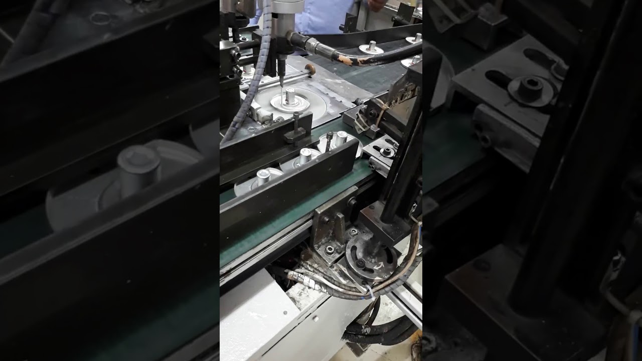 Conveyor system with Automatic Pusher. - YouTube