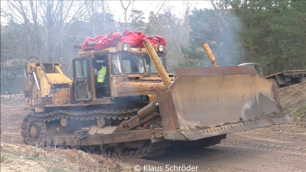 Bulldozer DET-250 und KrAZ 255b in Wischer - YouTube