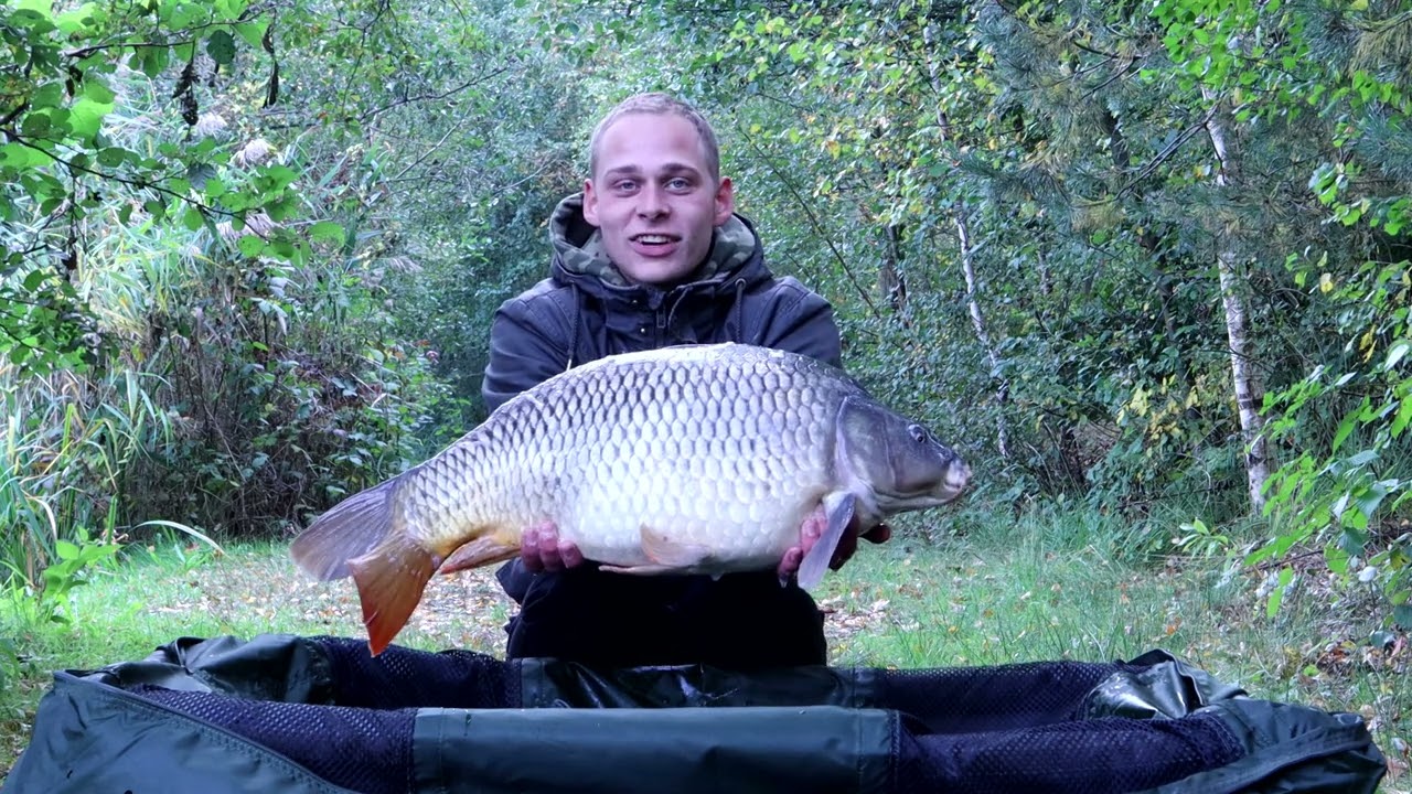 karper gevangen in het diepe - karpervissen op een afgraving - YouTube