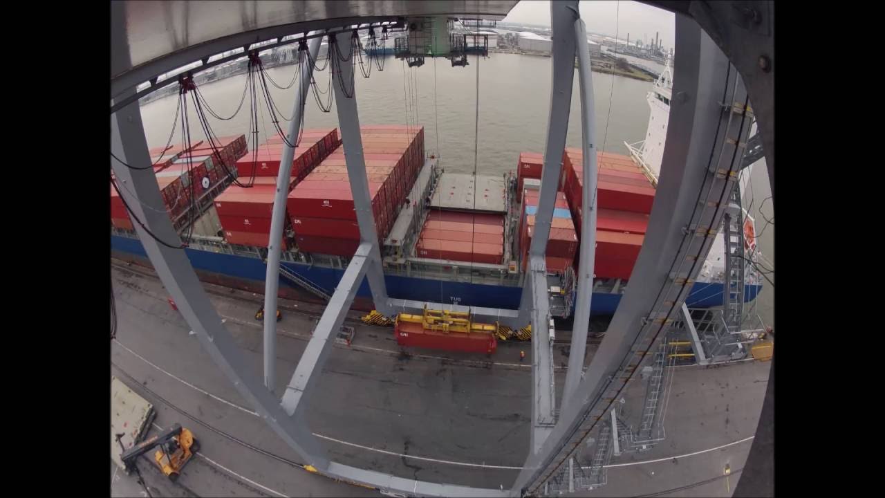 Closing GIANT HATCHES on a big containership! - YouTube