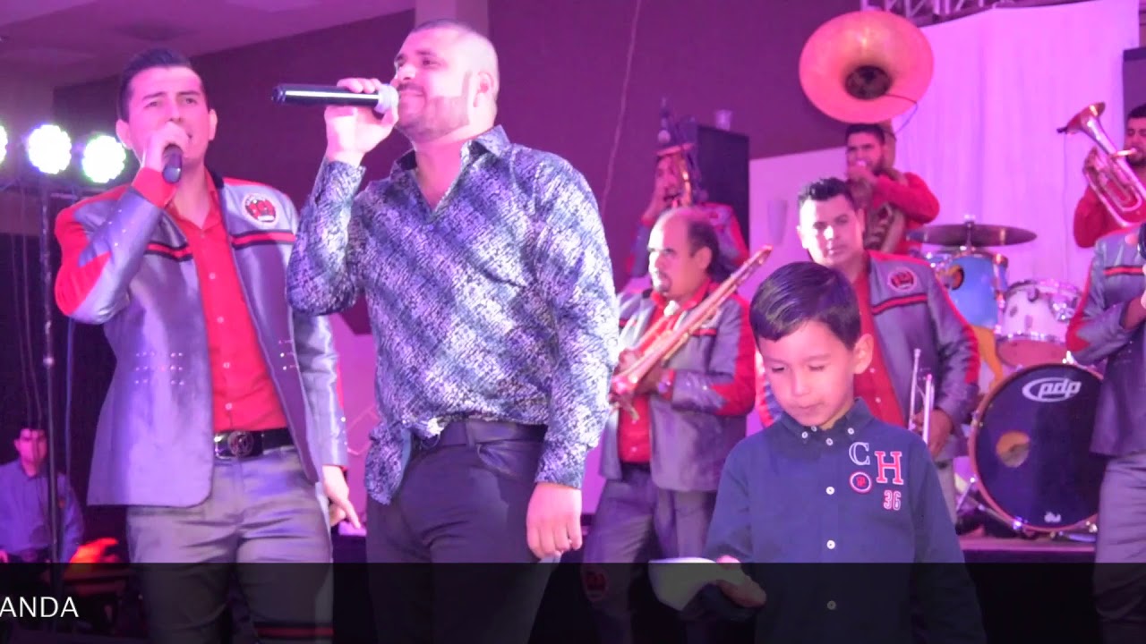 LA DECIMA BANDA FT EL KOMANDER - ME GUSTAS MUCHO (en vivo) - YouTube