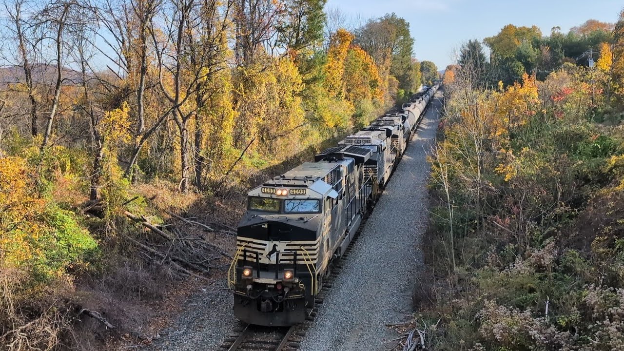 Fall Foliage Railfanning around the Lehigh Line with 1065 the Savanah ...