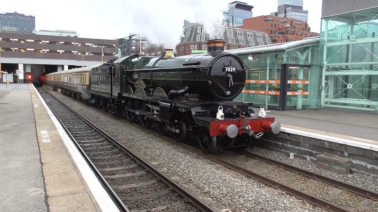 GWR 7029 'Clun Castle' at Birmingham Snow Hill Railway Station with ...
