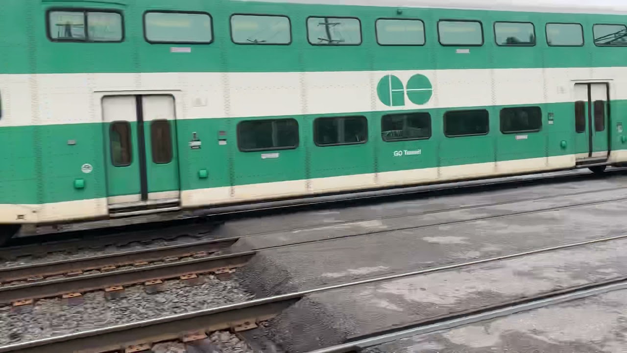 Go train coming into port credit go station - YouTube