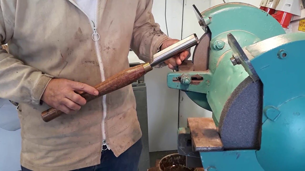 (No 5) Sharpening the Spindle Roughing gouge free hand. - YouTube