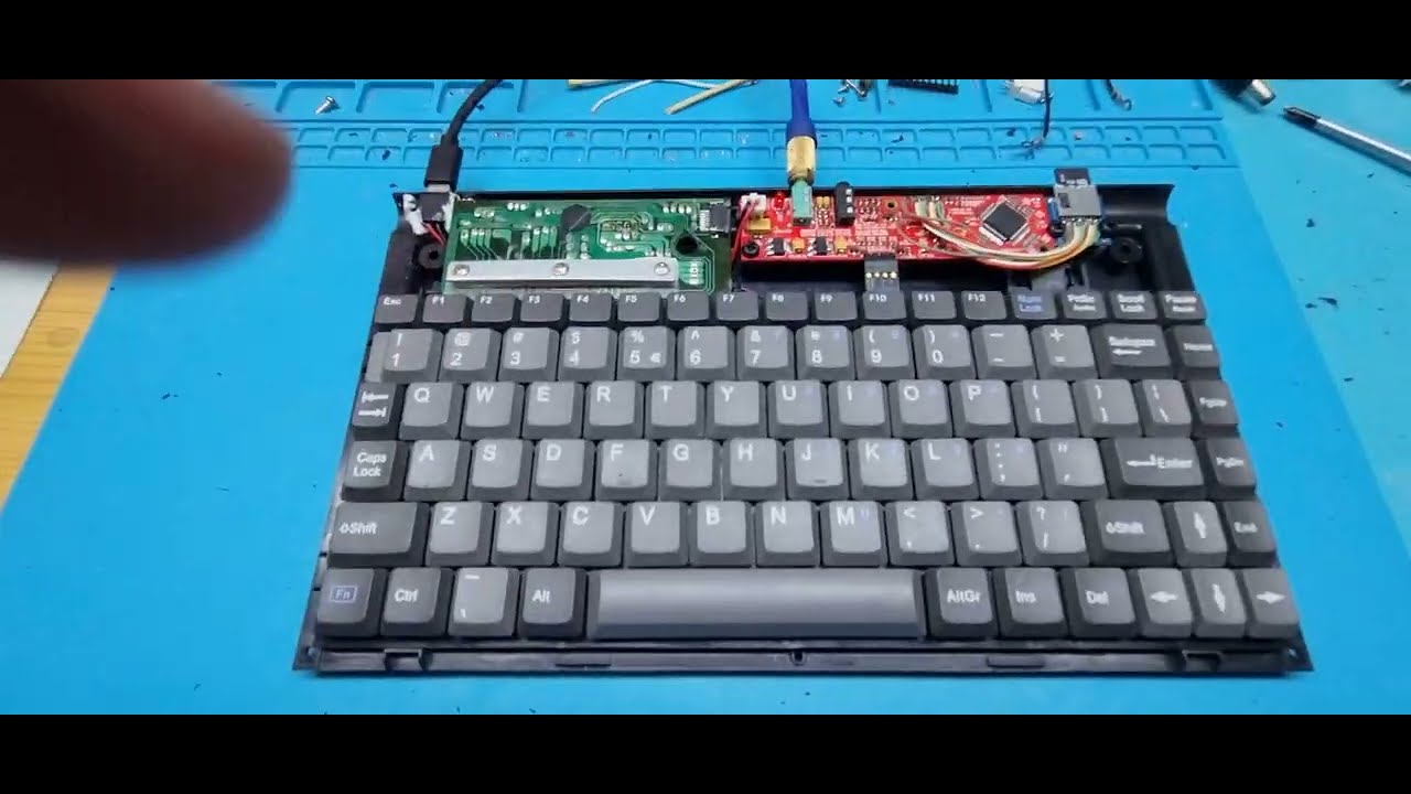 Sizif XXS and keyboard PS/2 "DIEBOLD" - YouTube