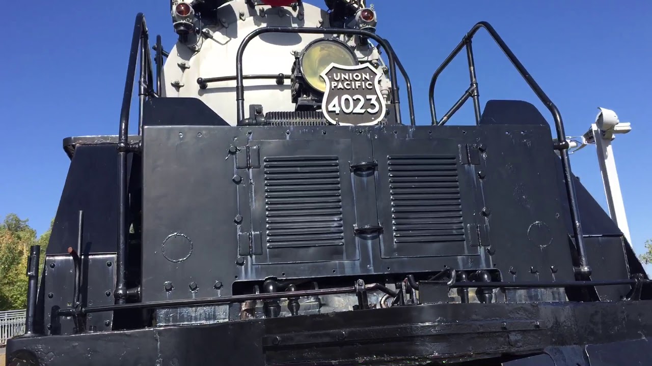 Lauritzen gardens up 4023 big boy display walk around. - YouTube