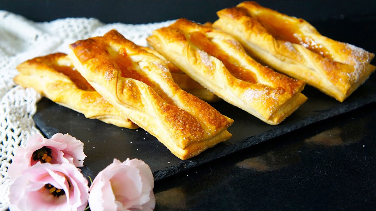 Treccine di pasta sfoglia con confettura I Ricetta facile - YouTube