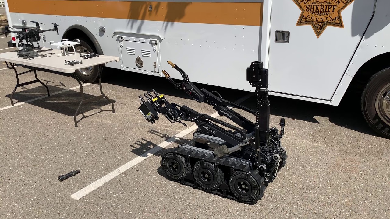 New bomb defusing robot joins Sheriff’s Office - YouTube