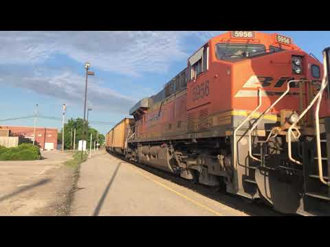BNSF 6085 going though mount pleasant, IA - YouTube