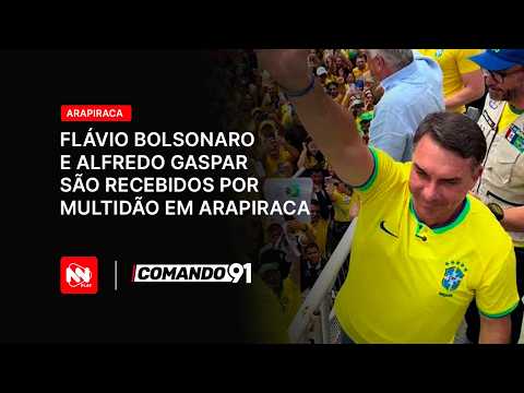 Flávio Bolsonaro e Alfredo Gaspar são recebidos por multidão em Arapiraca