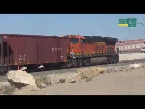 BNSF ES44C4 7050 Leads Manifest In El Paso Texas With A Good Crew And A Great Horn Salute - YouTube