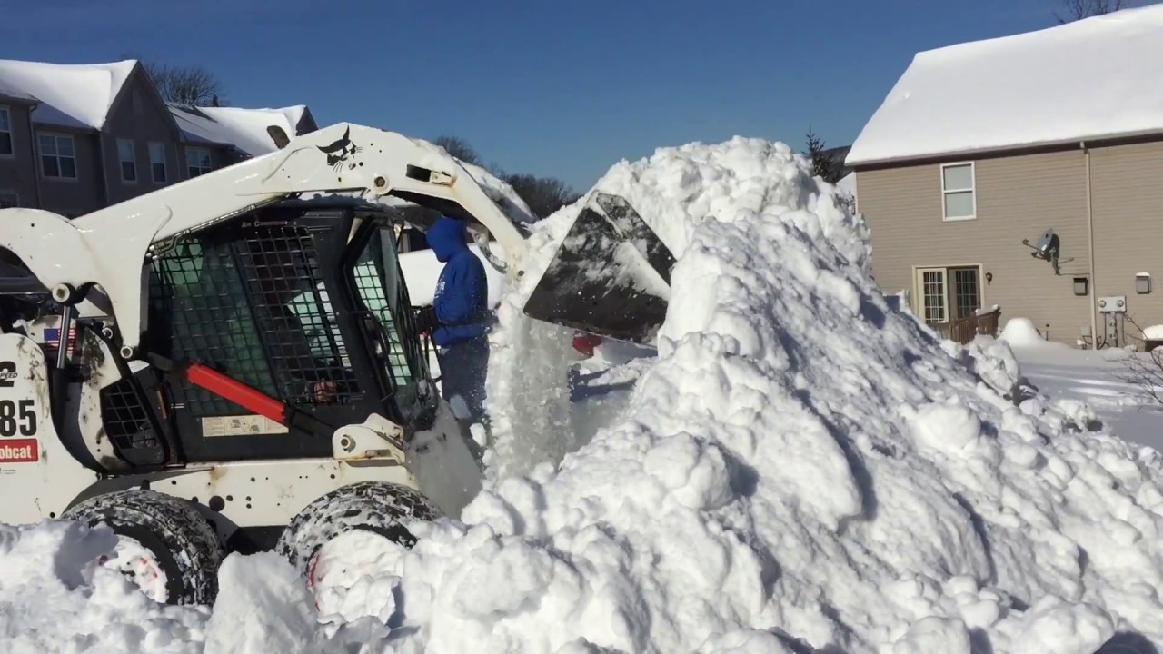 Bobcat S185 pushing back snow bank - YouTube