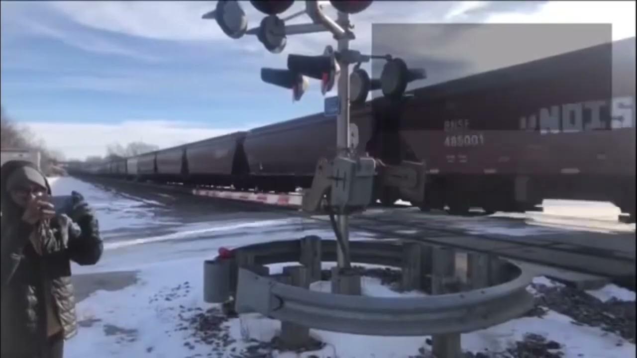 Railfanning: BNSF 713 leads northbound (Broadway stage clips) - YouTube