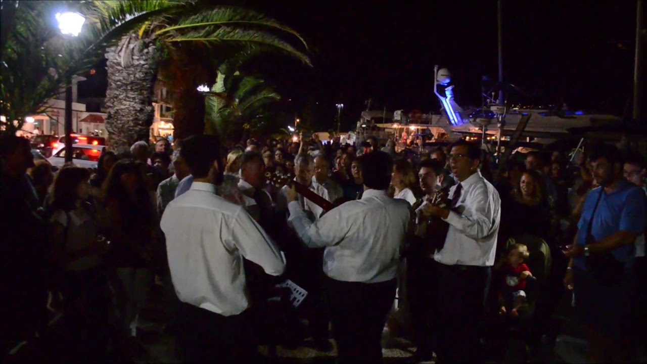 Κεφαλονίτικες καντάδες στην παραλιακή του Αργοστολίου - YouTube