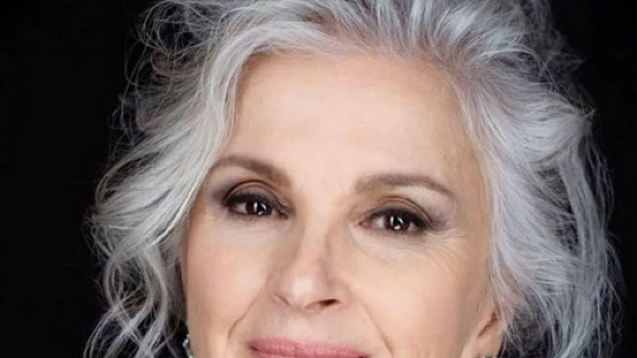 Renovación plateada: 12 cortes modernos para mujeres con canas - YouTube