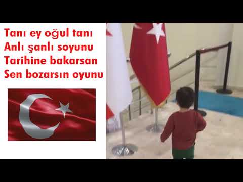 bayrak öpen çocuk