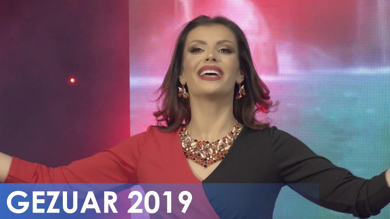 Maria Lajcaj - E dua Malësinë (Official video 4K) Gëzuar 2019 - YouTube