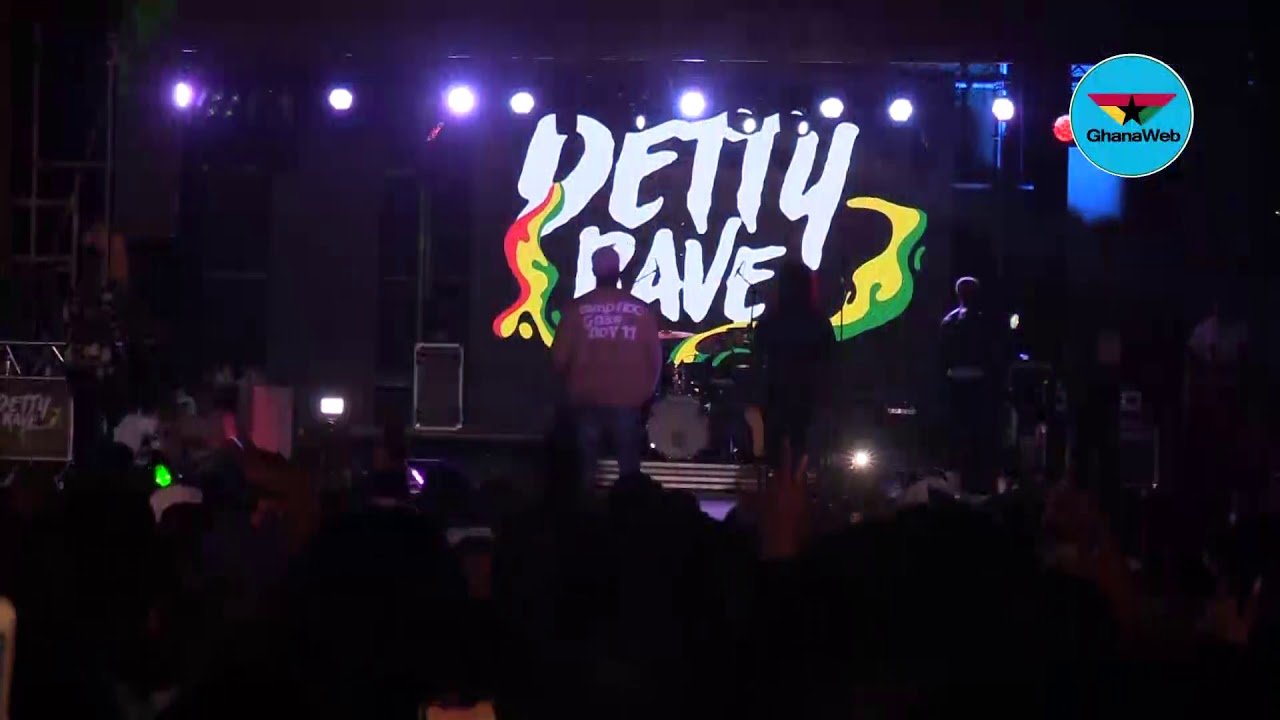 Detty Rave patrons jam to tunes of La meme gang - YouTube