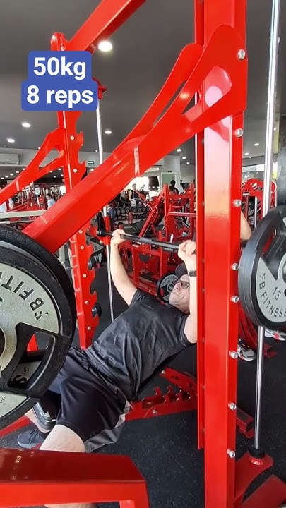 50kg en press de banca inclinado en máquina smith para 8 repeticiones con 70kg de peso corporal ...