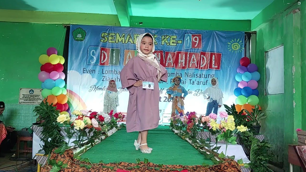 TAMPIL MEMUKAU DI ATAS PANGGUNG || FASHION SHOW PART 7 - YouTube